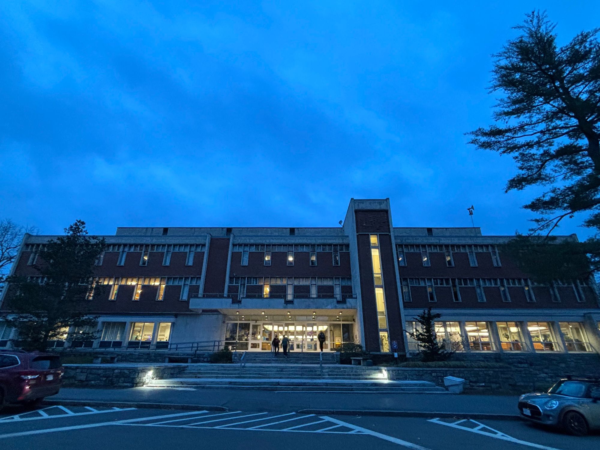 Rants and Raves: Frost Library’s Architecture